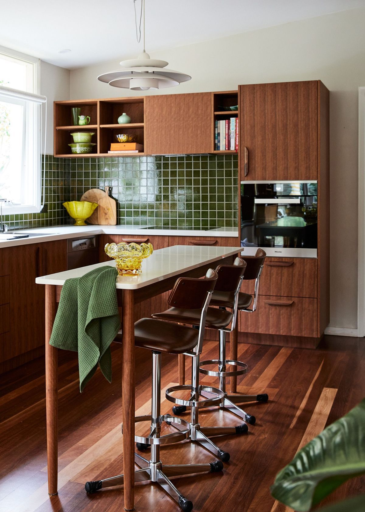 7 Small Kitchen Design Hacks to Maximize Your Tiny Space – Bed Threads
