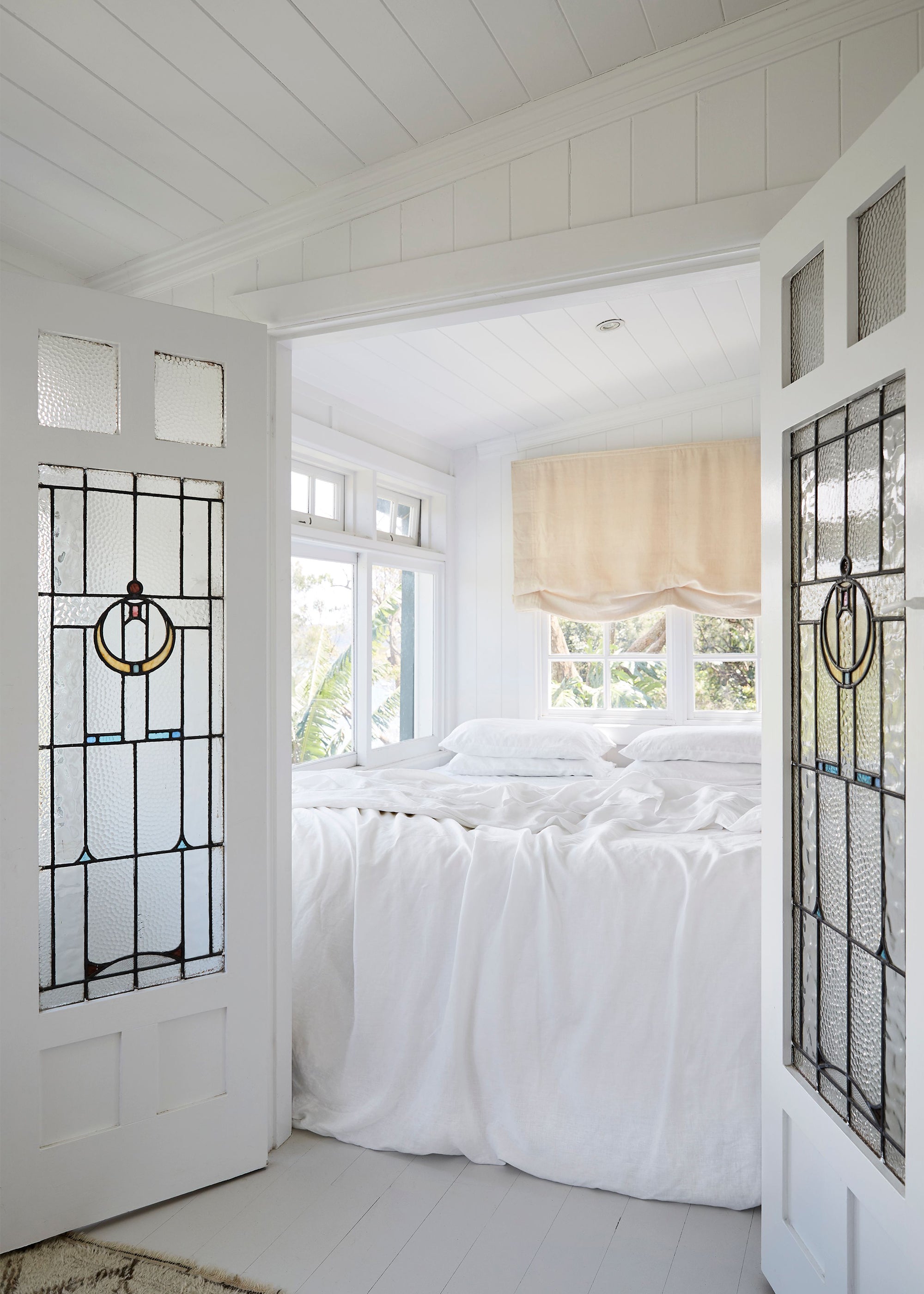 8 Crisp and Clean Bedrooms Featuring Our White Linen Sheets – Bed Threads